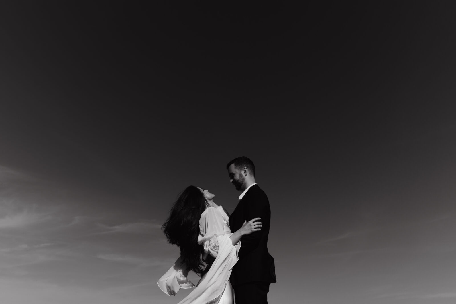 A Romantic & Timeless Beach Engagement Session - kaylashenkphoto.com