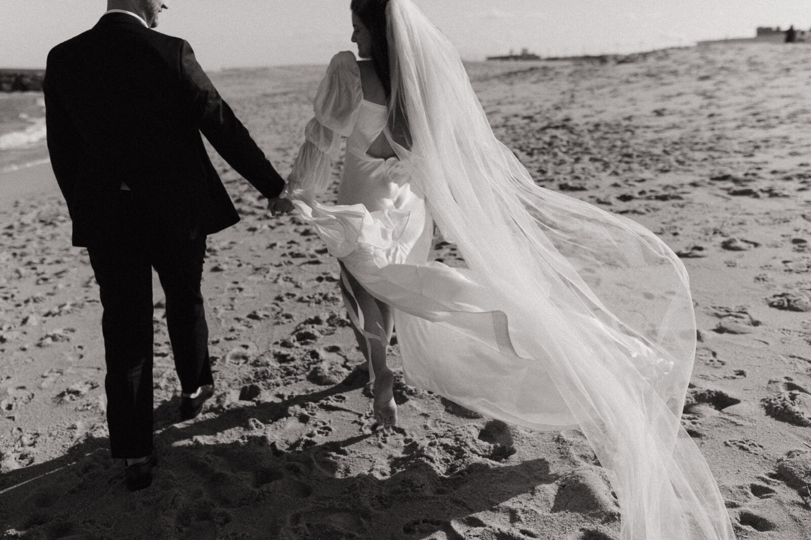 A Romantic & Timeless Beach Engagement Session - kaylashenkphoto.com
