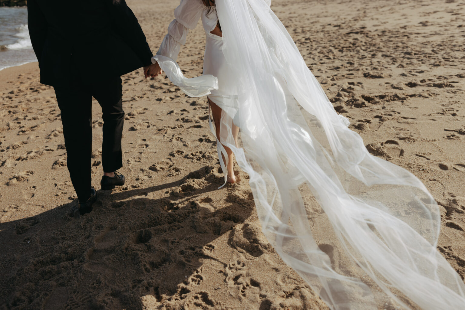 A Romantic & Timeless Beach Engagement Session - kaylashenkphoto.com